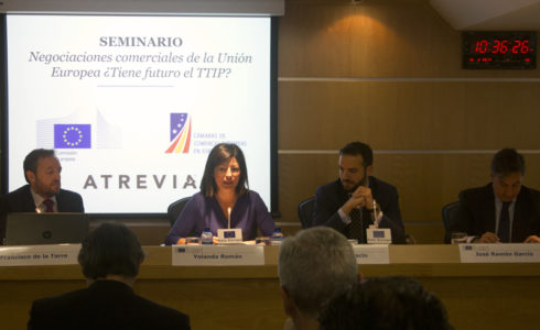 Yolanda Román, directora de Asuntos Públicos de ATREVIA, modera la mesa ...